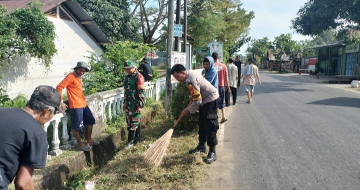 Gotong Royong Bersihkan Lingkungan Wujud Sinergitas Tiga Pilar Desa Bontokassi - Star7Tv.Com