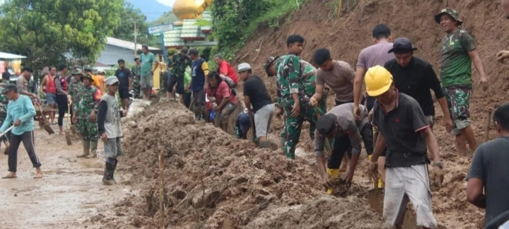 Personel gabungan TNI - Polri Dan Masyarakat Gotong Royong Bersihkan Material Longsor - Star7Tv.Com