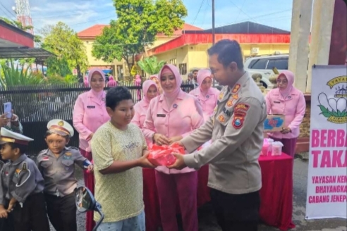 Kapolres Jeneponto dan Bhayangkari Berbagi Takjil di Bulan Ramadhan - Star7Tv.Com